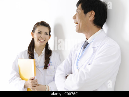 Lab workers talking Stock Photo - Alamy