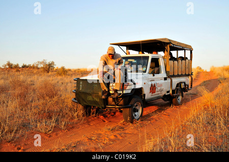 Guides from the tribe of the Khomani Bushmen, Khomani San, explaining ...