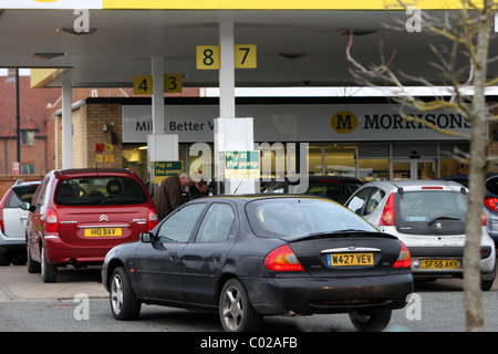 PEOPLE FILLING UP CARS AT PETROL STATION Stock Photo - Alamy