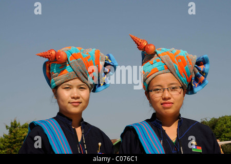 Paoh, ethnic minority in traditional costume, Inle Lake, Shan State ...