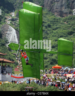BIRDMAN CONTEST Hundreds turned up to watch this year?s (07) Chinese ...