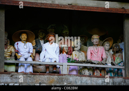 Figures in a rock tomb, Londa, Toraja culture, Sulawesi, Indonesia ...