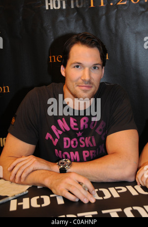 Daniel Cudmore meets and signs autographs at Nordstrom and Hot Topic ...