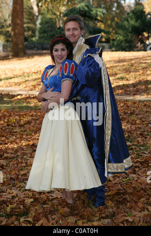 Arvid Larson (Prince), Aimie Atkinson (Snow White), Warwick Davis ...