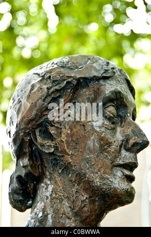 Bust of Virginia Woolf, Tavistock Square London; Büste von Virginia ...