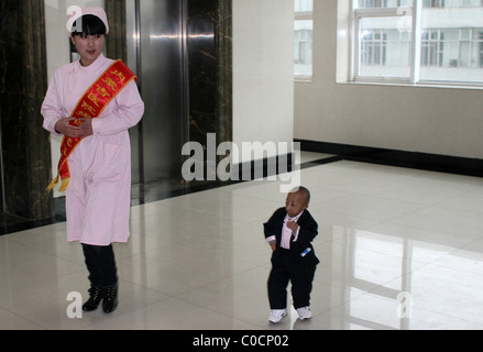 SMALL MAN'S BIG ACHIEVEMENT Chinese man He Pingping has made a huge ...