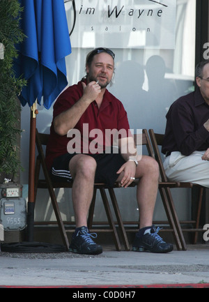 Russell Crowe with cigarette Stock Photo - Alamy
