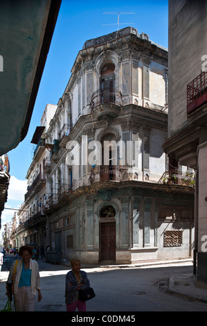 Spanish colonial buildings with balconies, Plaza de Armas, Cusco, Peru ...