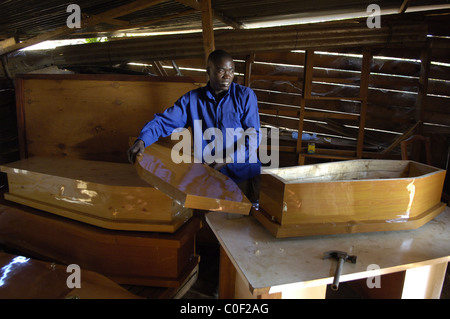 Malawi carpenter making coffins Stock Photo - Alamy