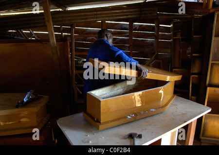 Malawi carpenter making coffins Stock Photo - Alamy