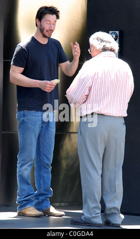 Keanu Reeves receives a package at home and couldn't add up the maths ...