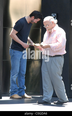 Keanu Reeves receives a package at home and couldn't add up the maths ...