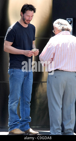 Keanu Reeves receives a package at home and couldn't add up the maths ...