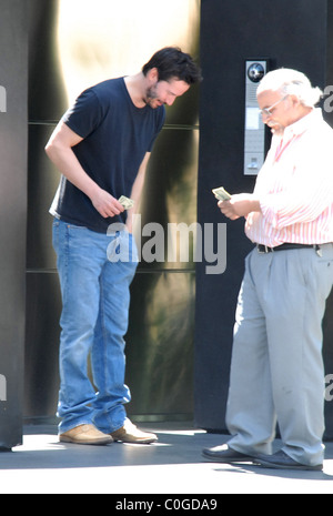 Keanu Reeves receives a package at home and couldn't add up the maths ...