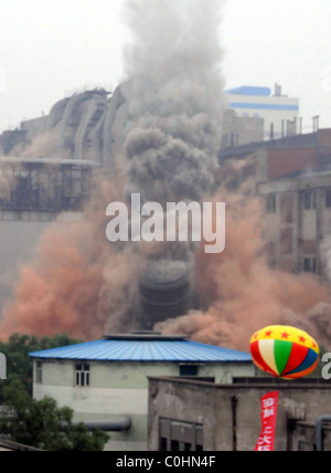 CHIMNEY BROUGHT DOWN A chimney 80 meters (262 feet) tall is demolished ...