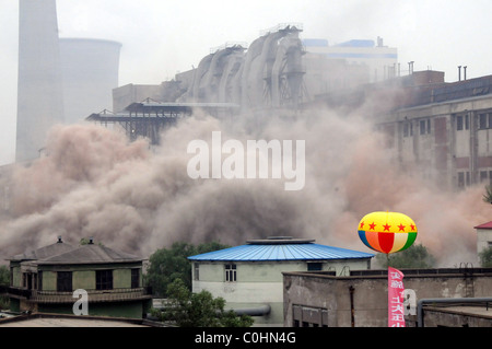 CHIMNEY BROUGHT DOWN A chimney 80 meters (262 feet) tall is demolished ...
