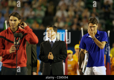 Roger Federer breaks down crying during the trophy presentation after ...