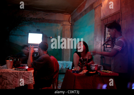 philippines manila slum scene malate Stock Photo - Alamy