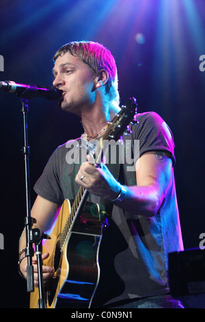 Rob Thomas performing in concert benefiting the Sidewalk Angels ...