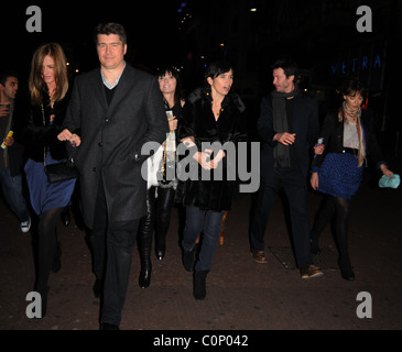 Keanu Reeves holding a single white rose arrives at the Ivy with Trinny ...