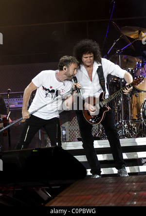 Paul Rodgers and Brian May Queen and Paul Rodgers Live at the O2 Arena ...