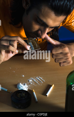 Close-up of a man snorting cocaine Stock Photo: 34914388 - Alamy