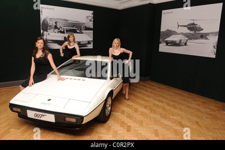 Atmosphere The white Lotus Esprit S1 driven by Roger Moore in the James ...