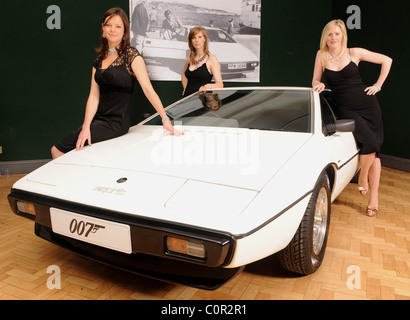 Atmosphere The white Lotus Esprit S1 driven by Roger Moore in the James ...