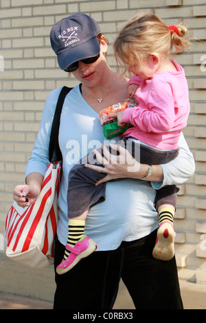 Jennifer Garner takes Violette to the grocery store near their home in ...
