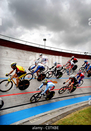 Male cyclists competing on the velodrome Stock Photo - Alamy