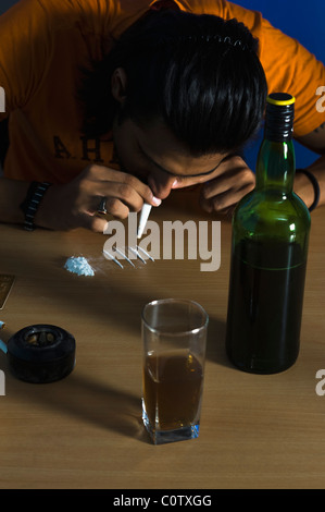 Close-up of a man snorting cocaine Stock Photo: 34914388 - Alamy