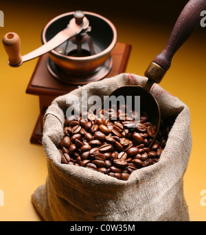 Coffee beans and scoop on wooden background, top view Stock Photo - Alamy