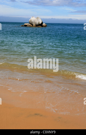 The beach by Split apple rock North of Kaiteriteri - Abel Tasman ...
