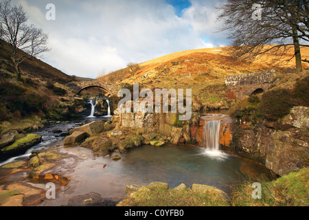 Packhorse bridge and waterfalls at three shires head, Peak district ...