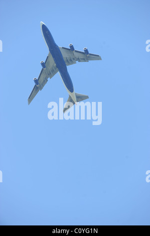 Boeing 747 flying overhead Stock Photo - Alamy