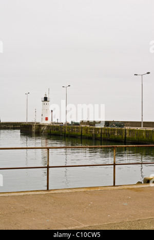 Anstruther Harbour entrance & lighthouse Stock Photo - Alamy