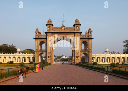 MYSORE PALACE KARNATAKA THE MAIN ENTRANCE GATES TO THE PALACE Stock ...