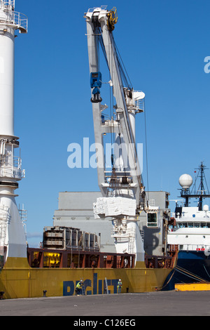 Specialized gantry Cranes on the "heavy lift vessel" Happy Ranger ...