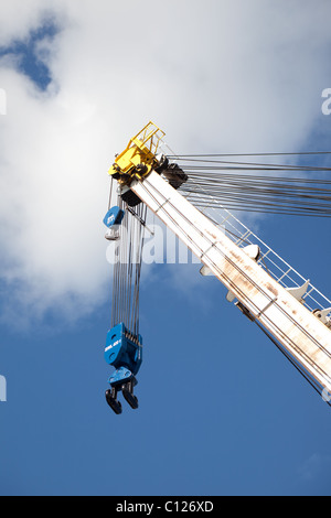 Specialized gantry Cranes on the "heavy lift vessel" Happy Ranger ...