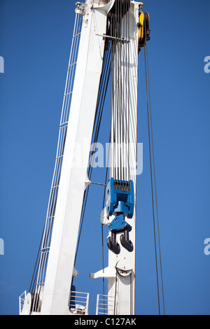Specialized gantry Cranes on the "heavy lift vessel" Happy Ranger ...