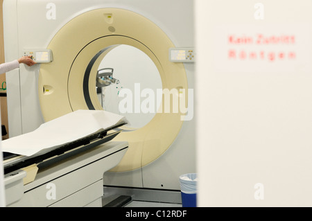 full body MRI scanner magnetic resonance imaging Stock Photo - Alamy