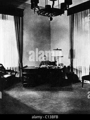 Hitler at his desk Stock Photo - Alamy