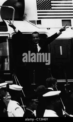 Nixon Presidency. former US President Richard Nixon waves goodbye from ...