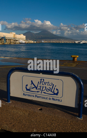 CAMPANIA NAPOLI PORTO AND Vesuvius in the background Stock Photo - Alamy