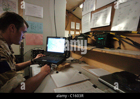 army soldier using a computer Stock Photo: 35165984 - Alamy
