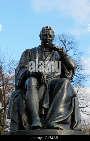 Statue of Edward Jenner, Kensington Gardens, London Stock Photo - Alamy