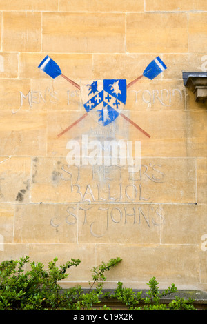 Rowing painted crest on an Oxford college wall Stock Photo - Alamy