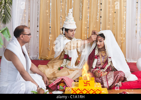 Indian bride with her sindur pot in her hand Stock Photo - Alamy