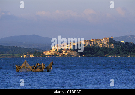 France, Aude, Bages, the village, the lake and Canigou peak Stock Photo ...