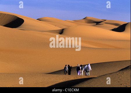 Niger, Sahara, Tenere desert, hiking in the sand dunes of the Tenere ...